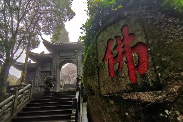 东海之滨的千米高山上，有座一片瓦禅寺，距今已有400多年历史