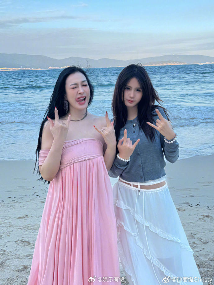 钟丽缇晒和小女儿Cayla海边合照，母女俩好像姐妹花