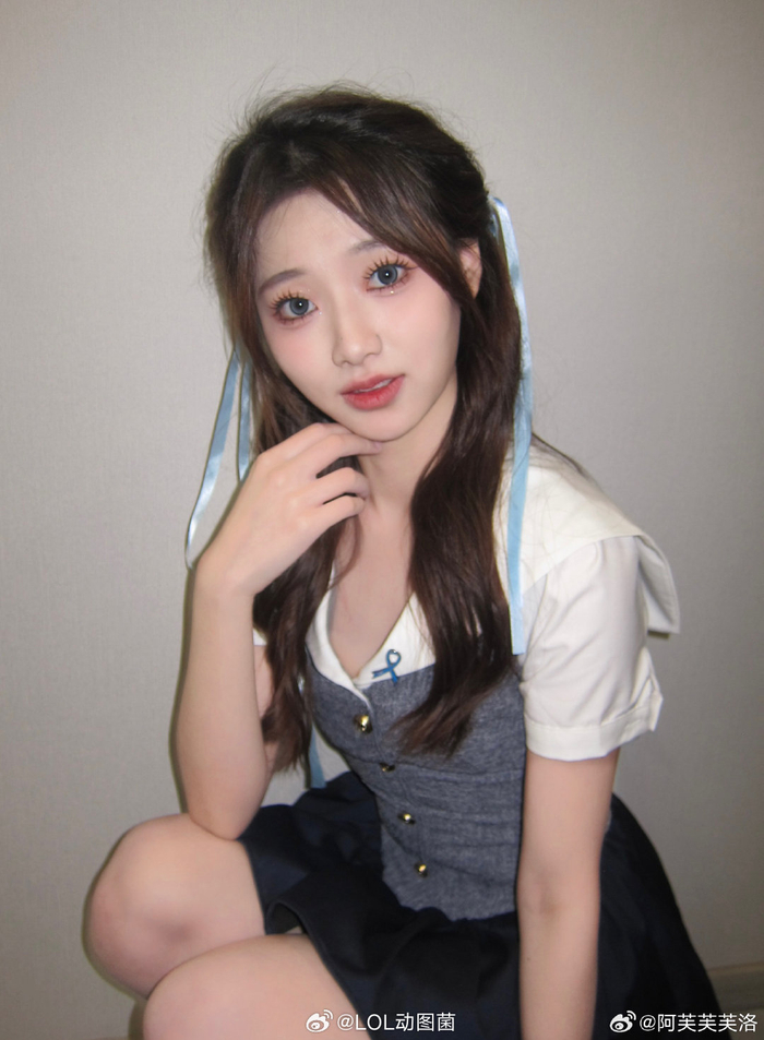 好好好😘LPL互动女主持人阿芙晒照：肉感美腿😻JK短裙