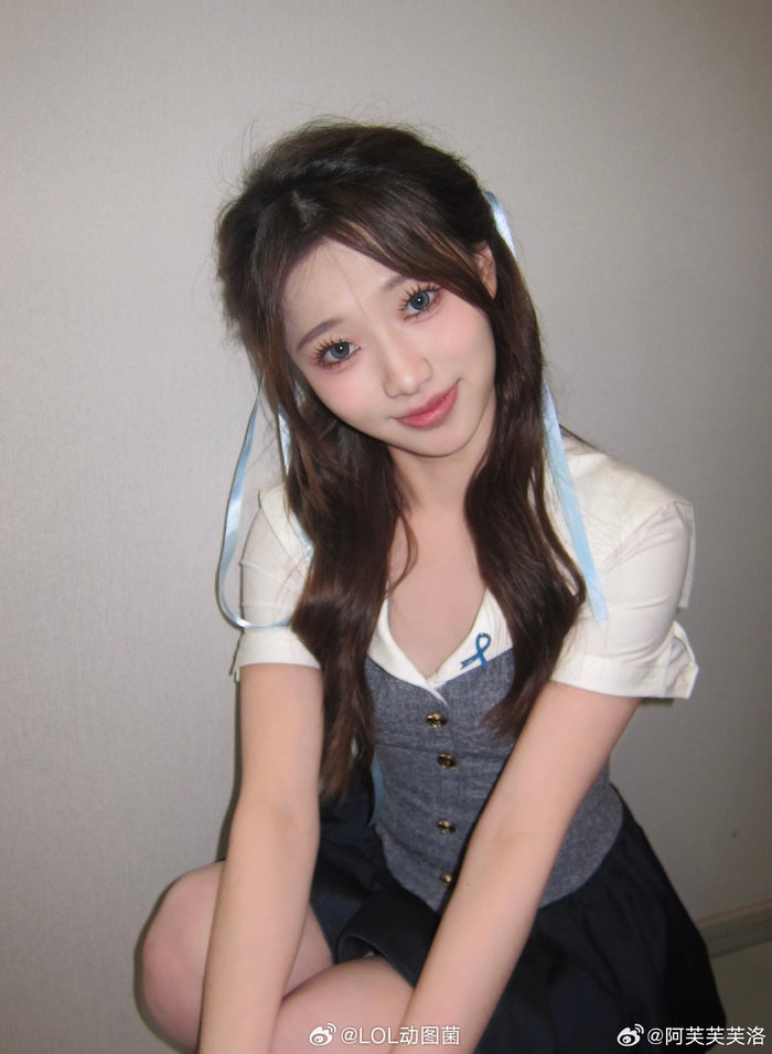 好好好😘LPL互动女主持人阿芙晒照：肉感美腿😻JK短裙