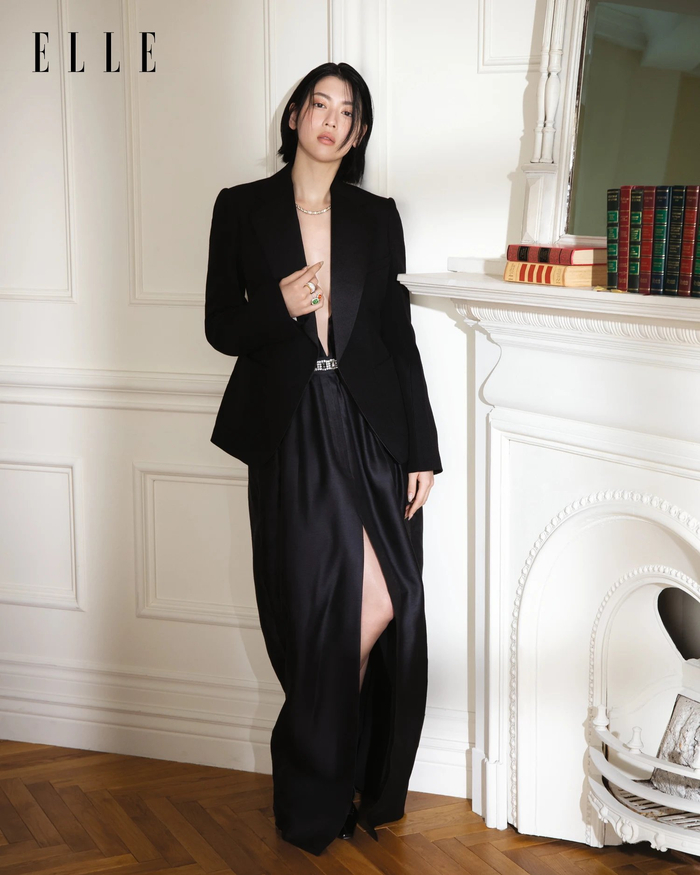 三吉彩花 x ELLE 港版11月刊封面大片 身着Fendi……__财经头条__新浪财经