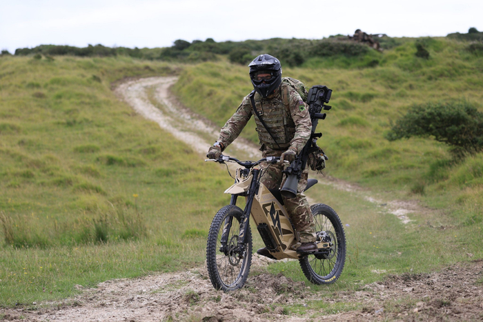 英国陆军测试澳大利亚制造的Stealth H-52电动摩托车……