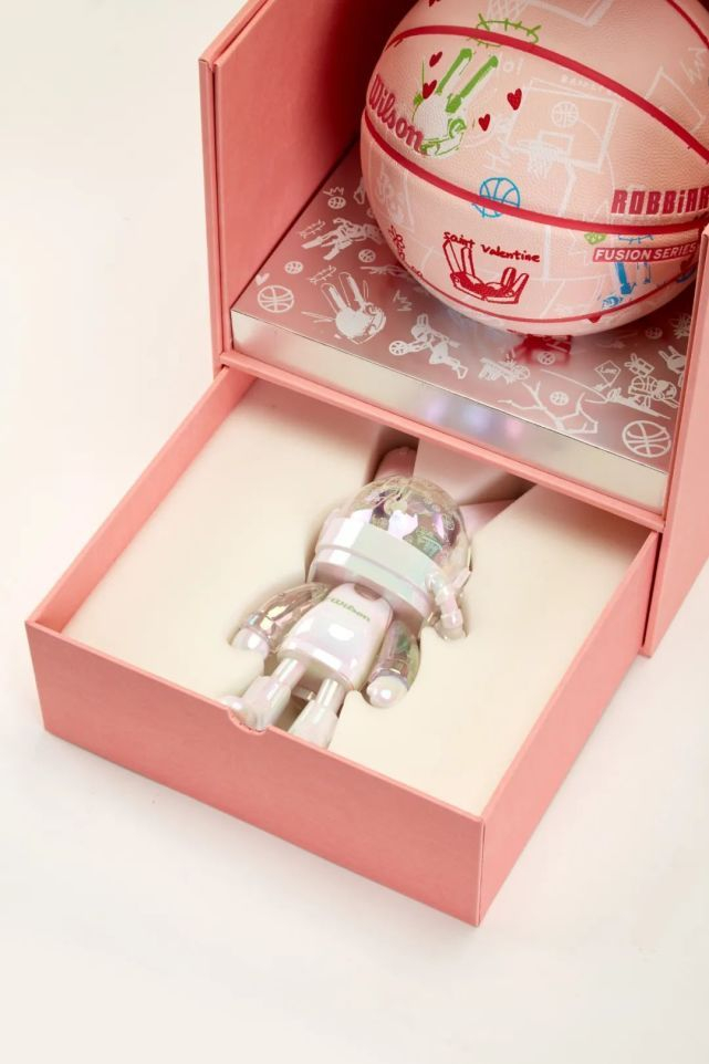 突袭发售！Wilson x ROBBiART联名「情人节」限定礼盒__财经头条__新浪财经