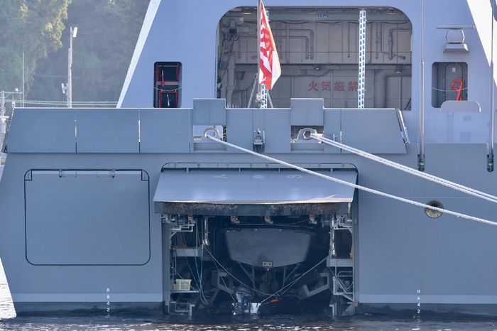 日本海上自卫队30FFM“最上”级护卫舰的舰尾坞舱和美国海军“朱姆沃尔特”