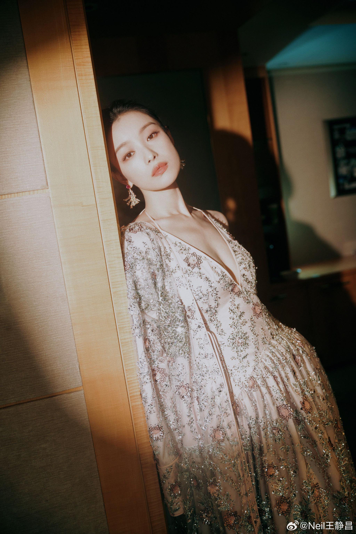 为出席今日穿了中国设计师品牌 M essential……__财经头条