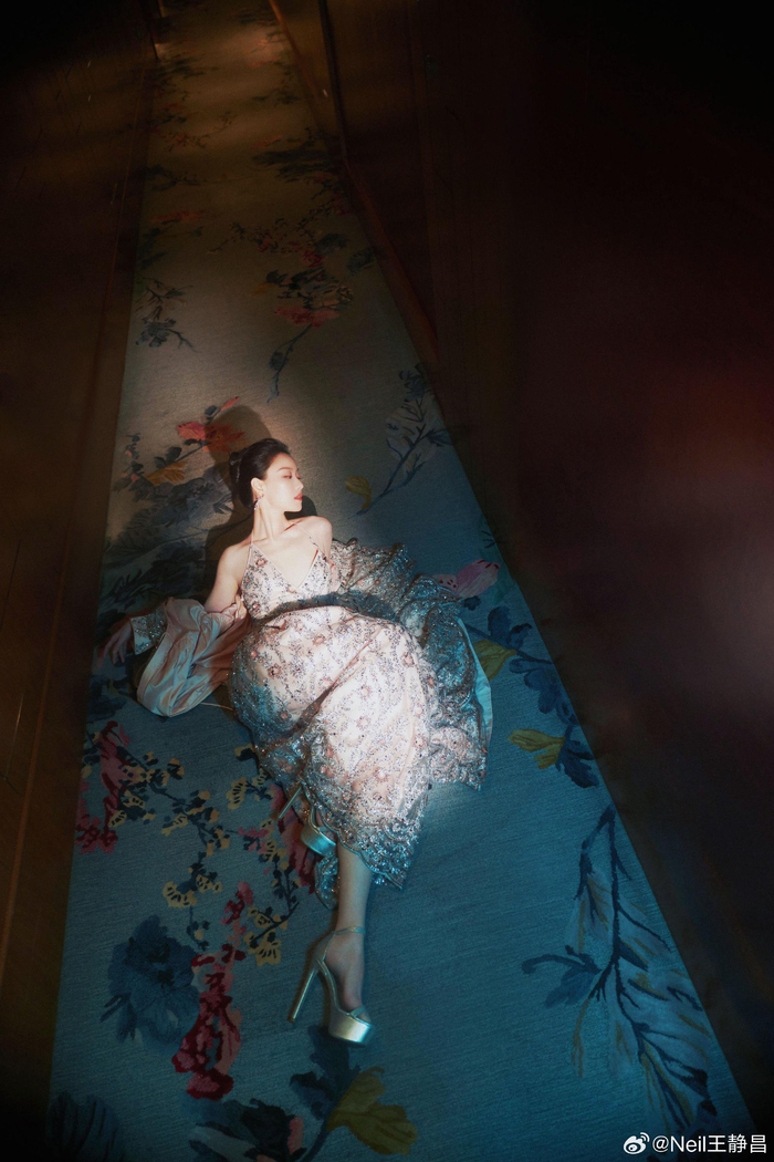 为出席今日穿了中国设计师品牌 M essential……__财经头条__新浪财经