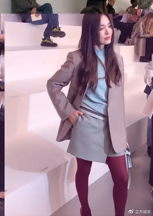 宋慧乔现身巴黎时装周看秀 穿红色丝袜性感又窈窕