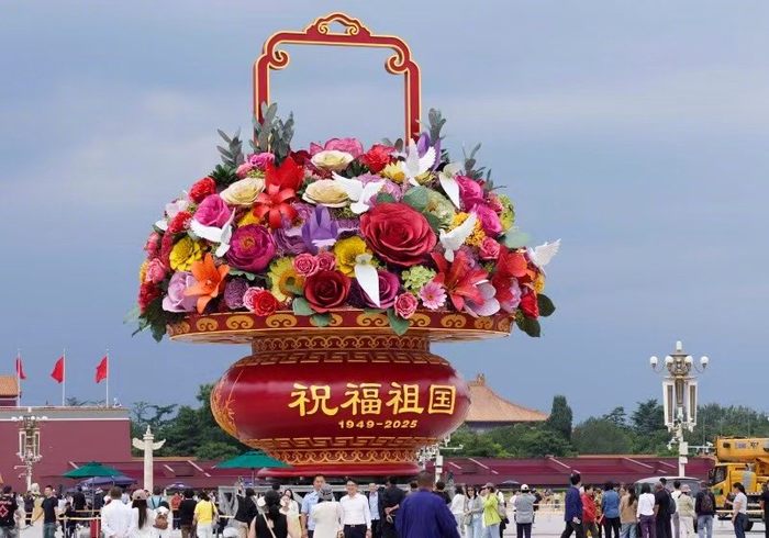 天安门祝福祖国巨型花篮已合龙__财经头条__新浪财经