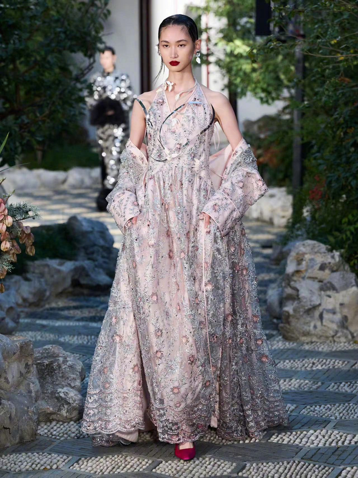 今天，亮相的 身穿M essential 2024 春夏系列……