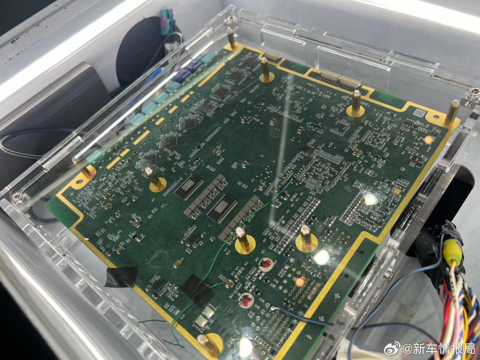 在上，哪吒汽车宣布，全球首发高通8775舱驾一体芯片…