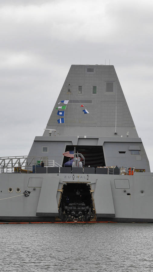 日本海上自卫队30FFM“最上”级护卫舰的舰尾坞舱和美国海军“朱姆沃尔特”