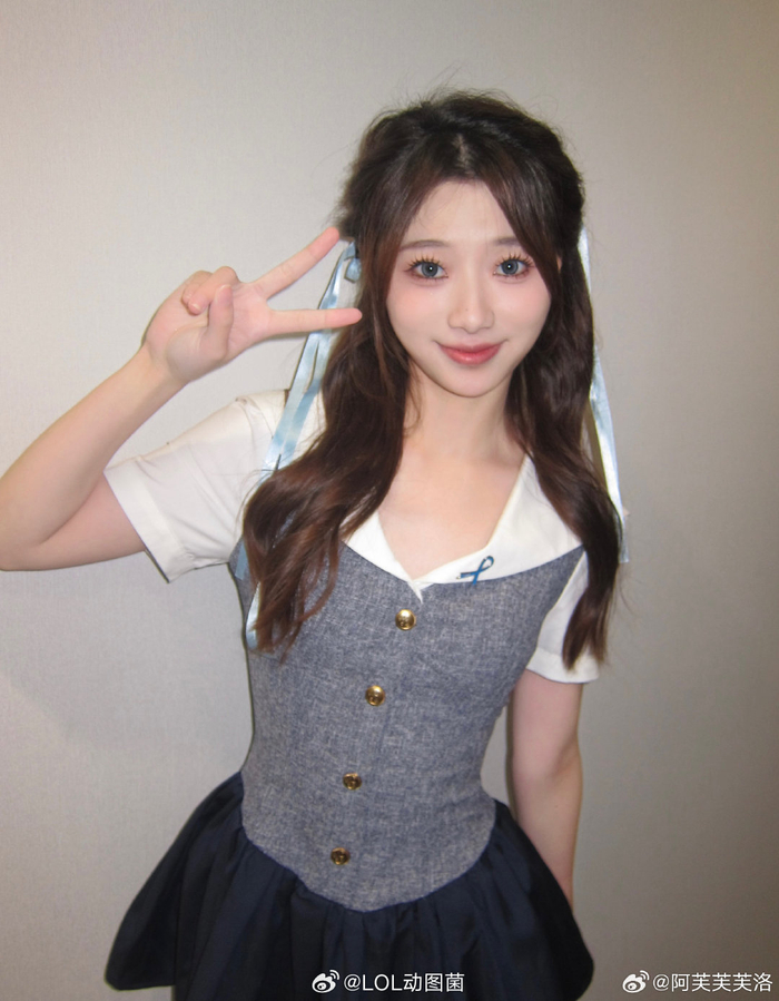 好好好😘LPL互动女主持人阿芙晒照：肉感美腿😻JK短裙