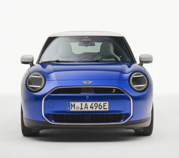 一眼知是MINI，电动更多乐趣 纯电动MINI够“小”却大有看头|迭代|经典|乐趣|米字旗|座舱_新浪新闻