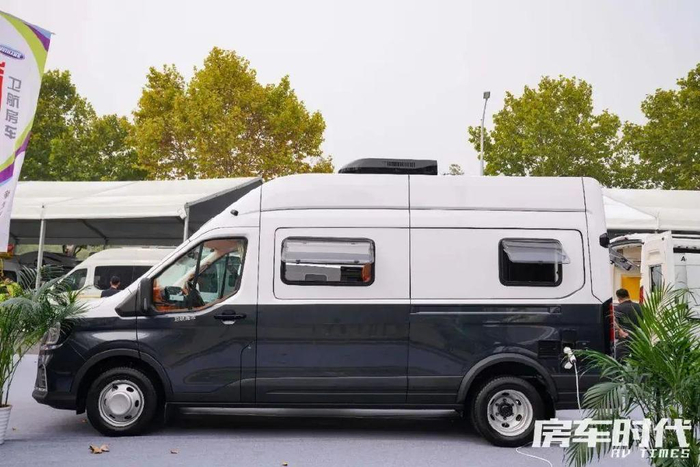 卫航全顺T8野兽公务舱 2.3T+8AT动力组合 双航空座椅布局 精致商务范__财经头条