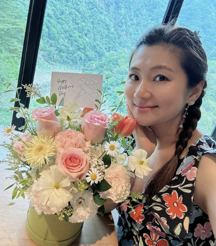 Selina和男友出游，挺孕肚过母亲节，大方晒出双腿烧伤疤痕不自卑