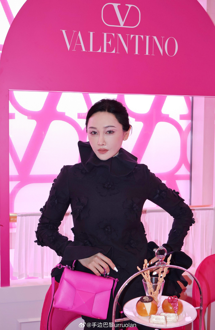Valentino X Cova下午茶🫖 这明艳的粉红世界谁不爱哇__财经头条__新浪财经