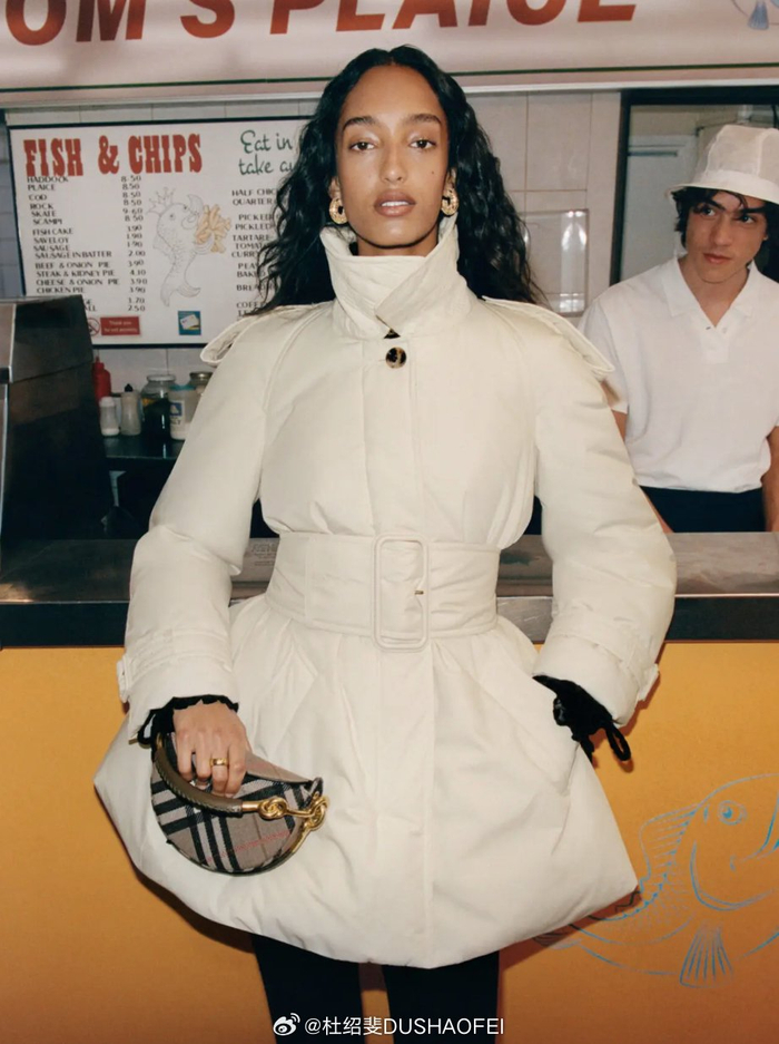 BURBERRY发布2025外套系列大片，Olivia Colman刘雯等出镜__财经头条__新浪财经