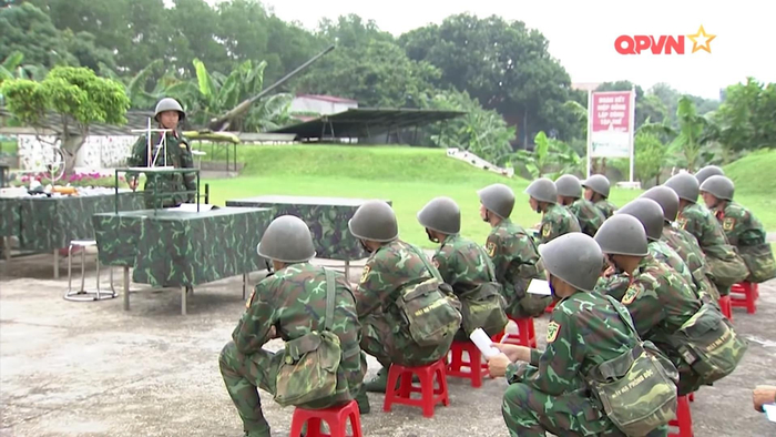 越南人民军第2军区第297防空旅配备的前苏联SSH68钢盔……