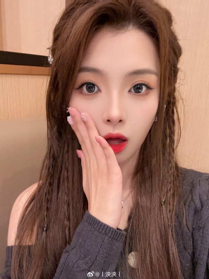 LPL互动主持泱泱晒照：今天是女团风！