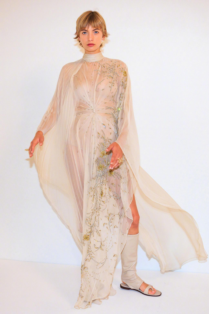 Dior 2023秋冬高定系列发布秀的妆容打造——突出眉毛和唇部……