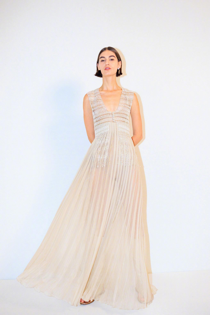 Dior 2023秋冬高定系列发布秀的妆容打造——突出眉毛和唇部……