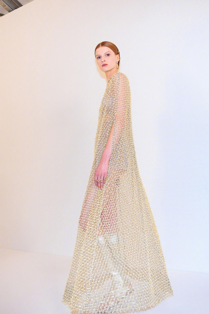 Dior 2023秋冬高定系列发布秀的妆容打造——突出眉毛和唇部……