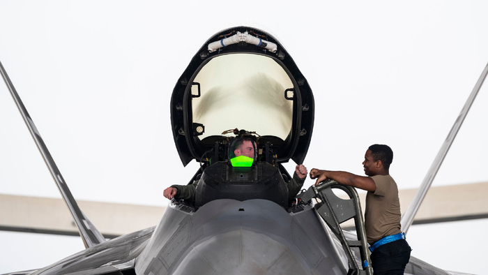 第525战斗机中队的F-22猛禽嘉手纳空军基地进行临时部署。