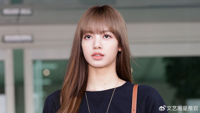 Lisa疑似暗示自己被包养，表情很自豪特写被包养证据，价值观崩塌|崩塌|价值观|偶像|粉丝|词组_新浪新闻