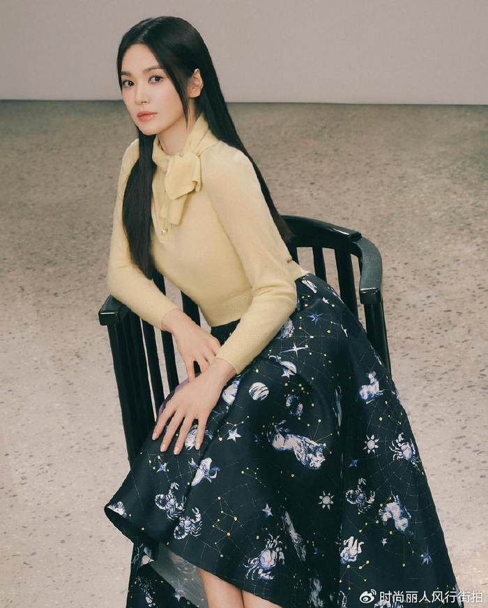 宋慧乔的状态真好！长裙搭10公分高跟鞋尽显霸气，42岁美出新高度|宋慧乔|公分|高跟鞋_新浪新闻