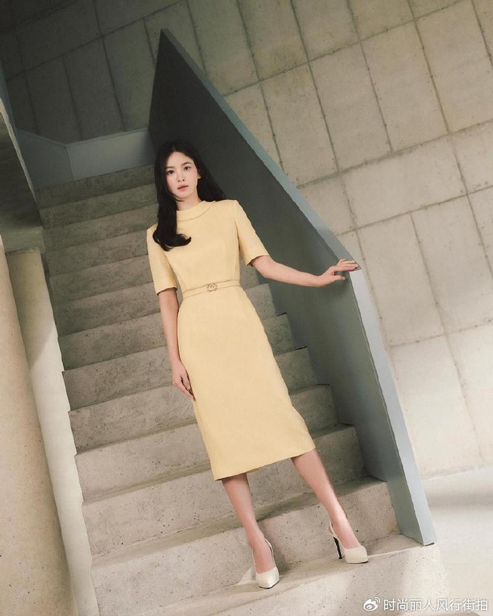 宋慧乔的状态真好！长裙搭10公分高跟鞋尽显霸气，42岁美出新高度|宋慧乔|公分|高跟鞋_新浪新闻