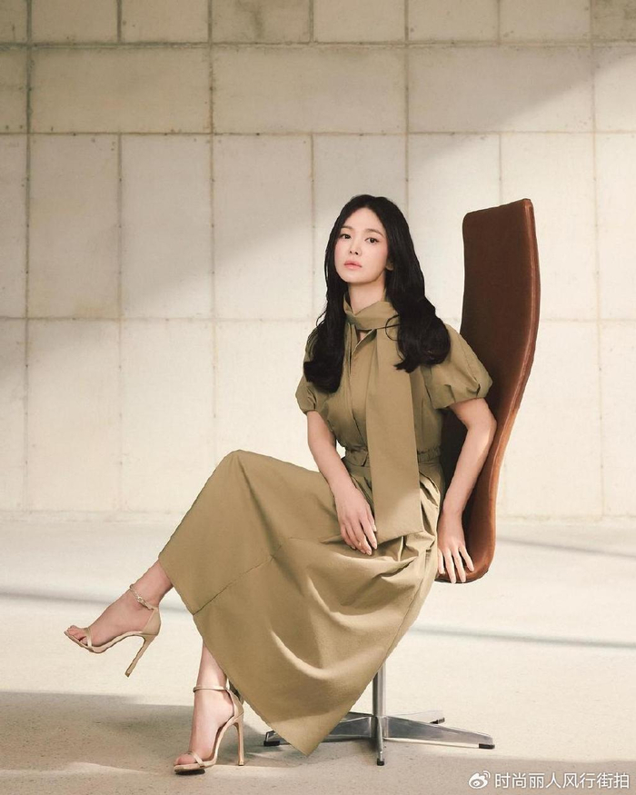宋慧乔的状态真好！长裙搭10公分高跟鞋尽显霸气，42岁美出新高度|宋慧乔|公分|高跟鞋_新浪新闻