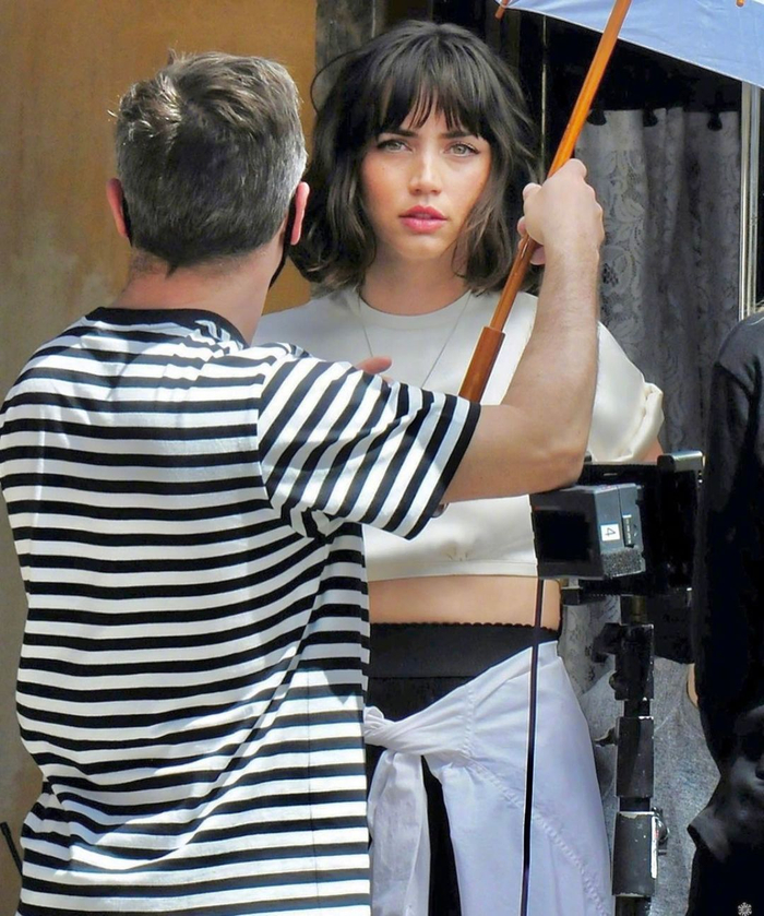 现身西班牙拍摄新片的安娜·德·阿玛斯（Ana de Armas）……