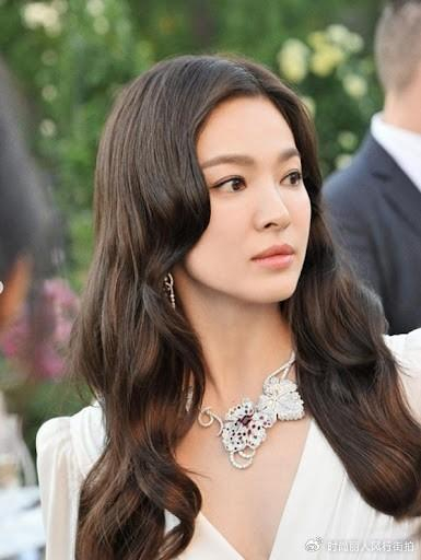 宋慧乔的状态真好！长裙搭10公分高跟鞋尽显霸气，42岁美出新高度|宋慧乔|公分|高跟鞋_新浪新闻