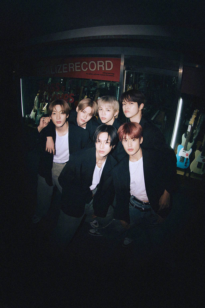 RIIZE首张迷你专辑《RIIZING》获外媒好评，音源成绩持续飙升！|RIIZING|专辑|主打曲_新浪新闻