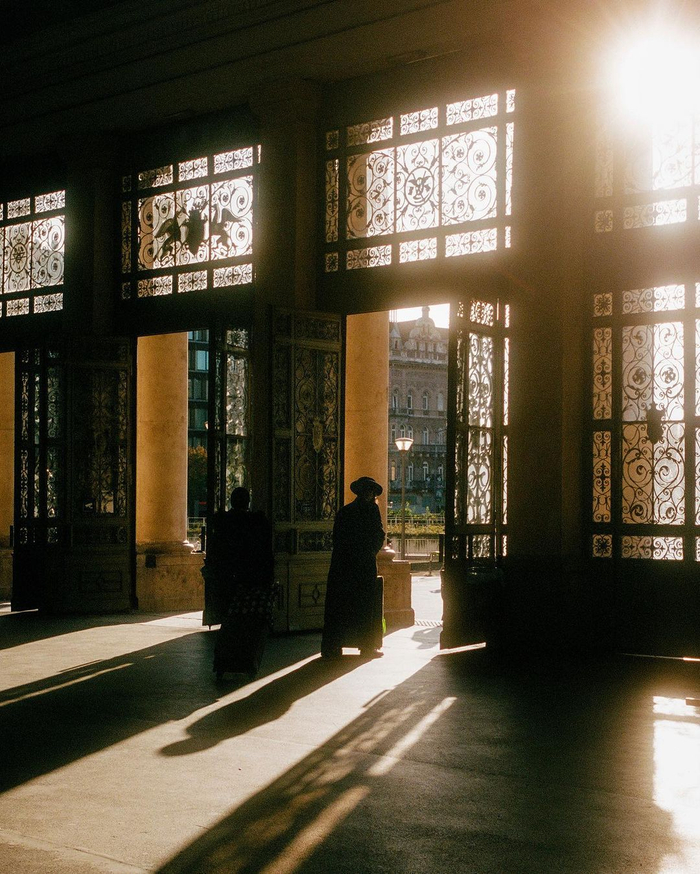 在深秋日落时，抵达布达佩斯 🟡 Photo by Peter Varsics