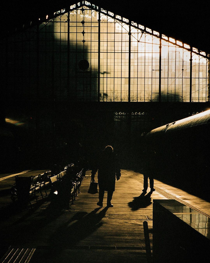 在深秋日落时，抵达布达佩斯 🟡 Photo by Peter Varsics