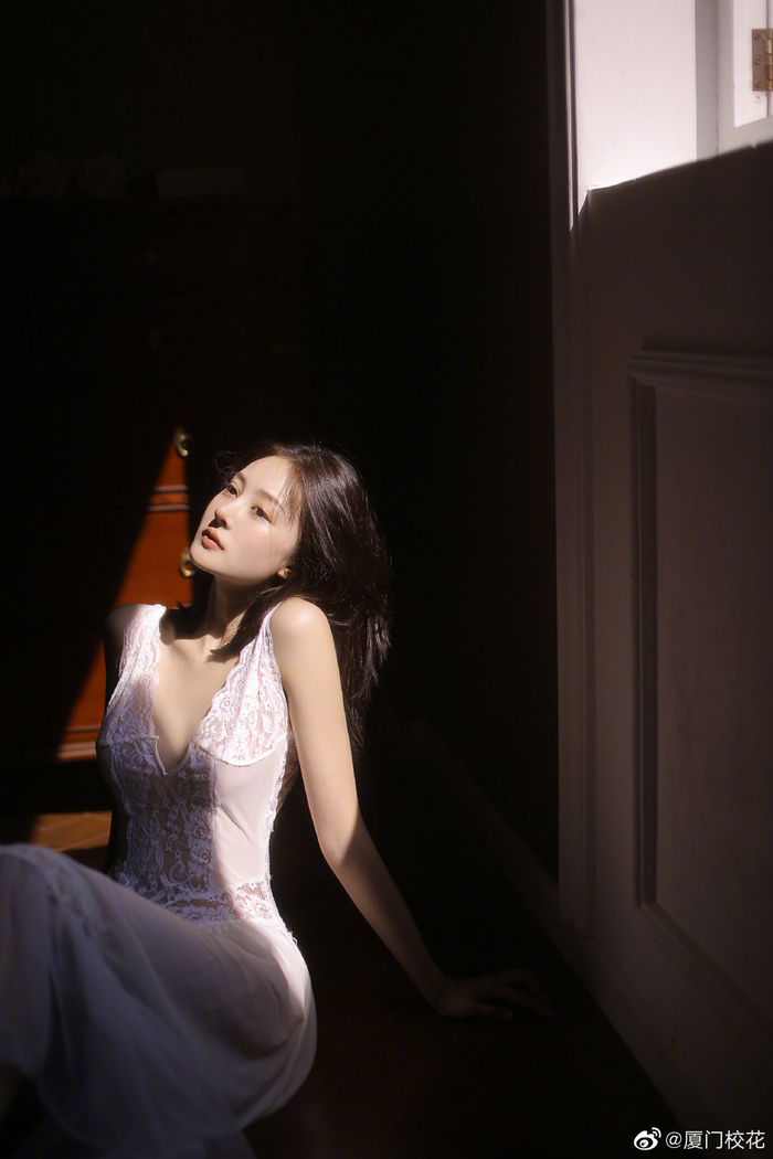 她叫岳曼丽，99年，就读于厦门理工学院，身高173cm……