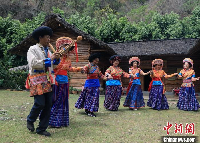 从塞纳河回雅砻江 傈僳族姑娘在四川深山“画彩虹”|谷艳|民族|傈僳族_新浪新闻