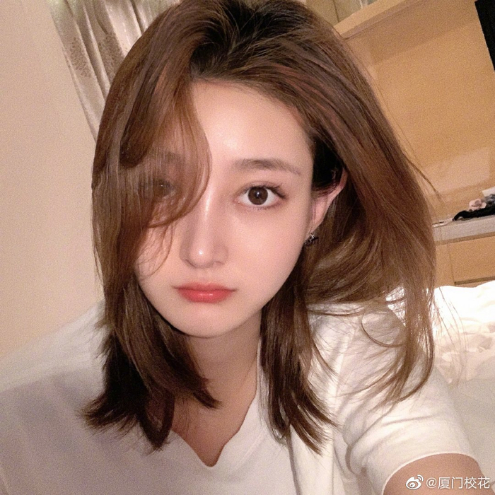 她叫岳曼丽，99年，就读于厦门理工学院，身高173cm……