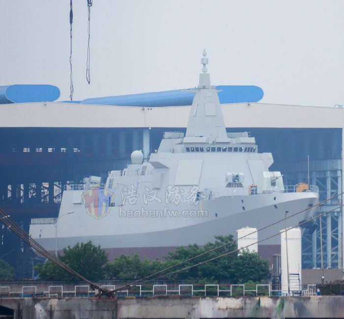 三年前的今天，中国海军首艘万吨大驱055下水