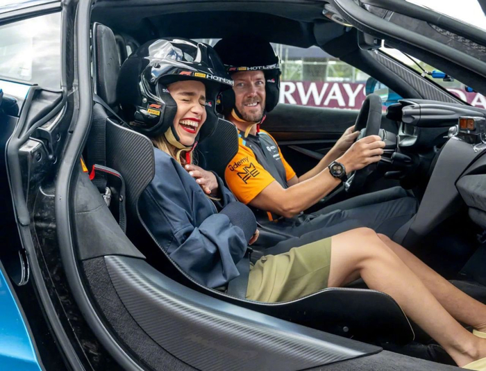 龙妈的表情包来了！ 现身北安普顿英国 F1 大奖赛的艾米莉亚·克拉克|艾米莉亚·克拉克|普顿|北安