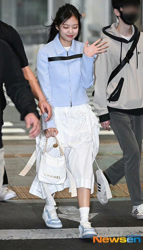 JENNIE 今日ICN出境新闻图 肉嘟嘟的小脸庞 看起来很好捏的亚子！__财经头条