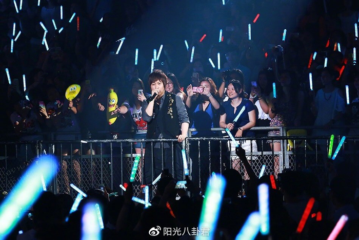 这一次，在五月天演唱会上冷场的华晨宇，也该看清镜子前的自己了