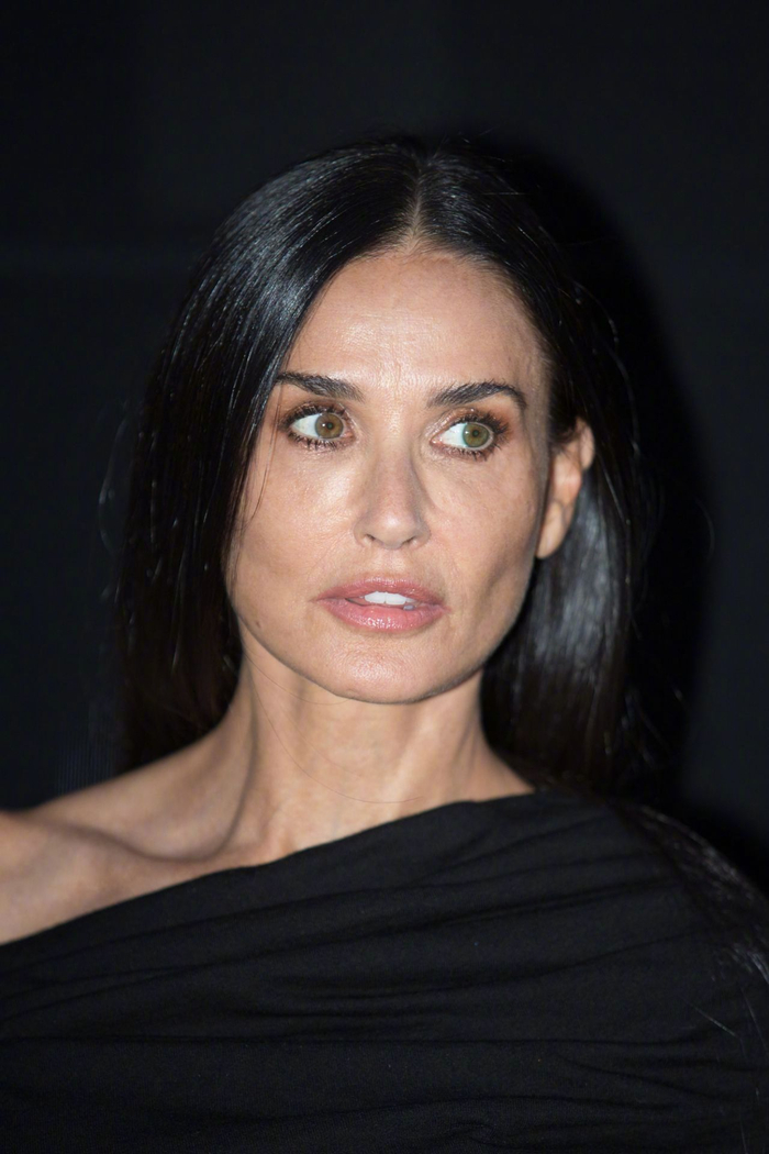 60岁的黛米·摩尔 (Demi Moore)现身 Saint Laurent……__财经头条__新浪财经