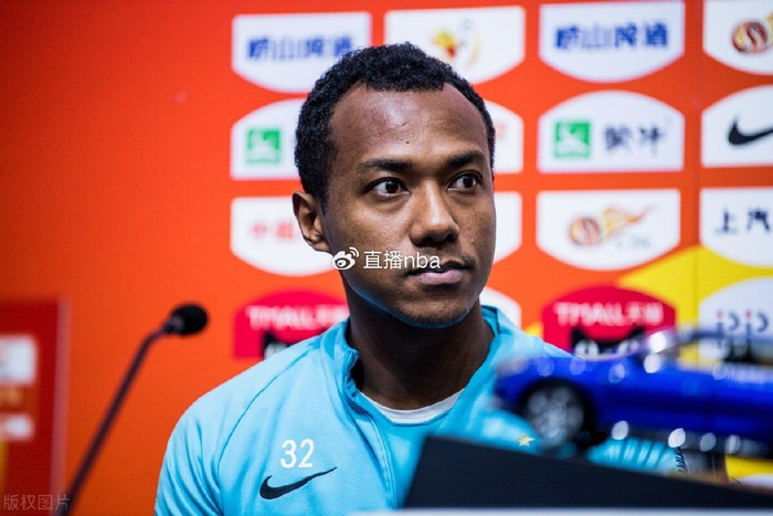 他曾征服了申花多任主帅，却唯独打动不了斯卢茨基，已成离队热门