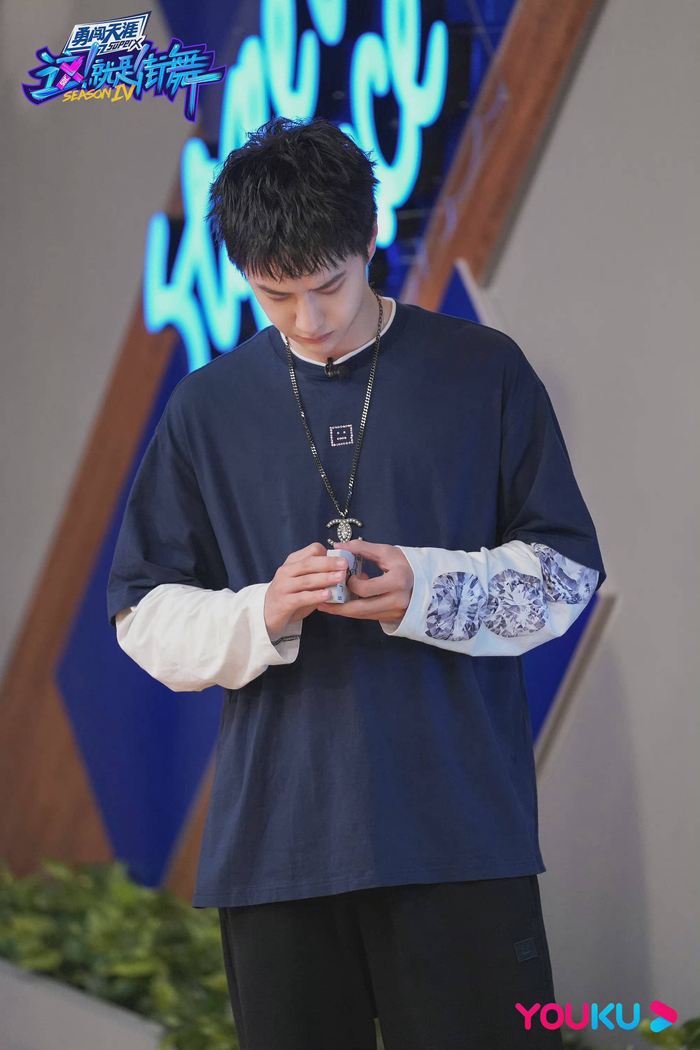 王一博这就是街舞火锅局剧照更新 撑头微笑太可爱了吧！！__财经头条__新浪财经