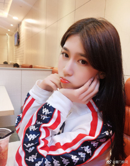 她叫纪昕惠，02年，就读于北京服装学院，身高178cm，大长腿MM……