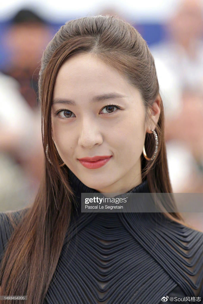 郑秀晶戛纳电影节第二套造型 黑色高领连衣裙和侧分刘海……
