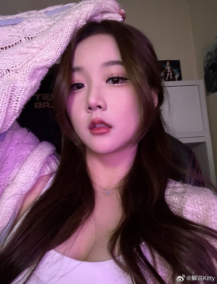 LPL英文流官方解说Kitty分享照片：外面危险__财经头条__新浪财经