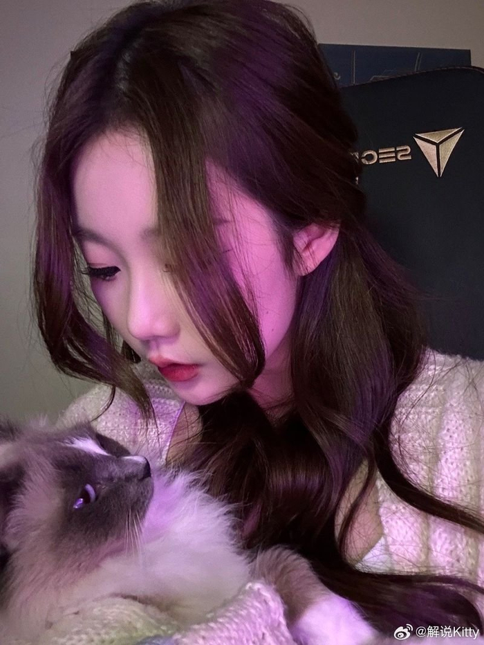LPL英文流官方解说Kitty分享照片：外面危险__财经头条__新浪财经